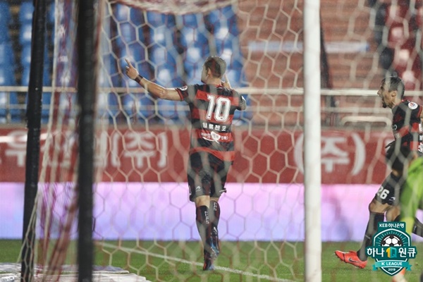 [K리그1 20R] '일류첸코 K리그 데뷔골' 포항, 성남에 1-0 승...8위 유지 - 스타뉴스