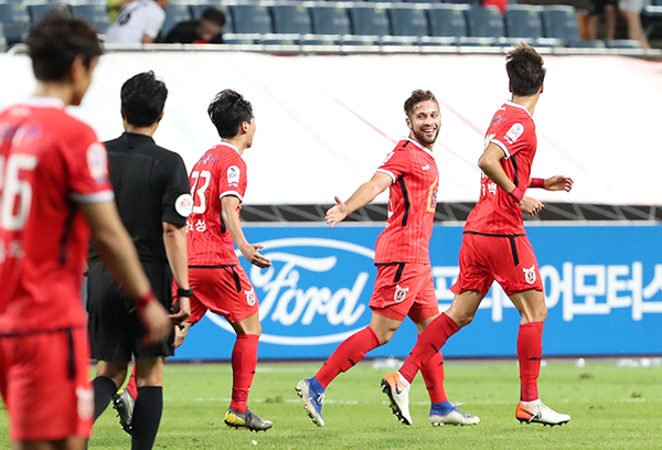 [K리그1 27R] '아길라르 극장골' 제주, 서울과 1-1 극적인 무승부...최하위 탈출 - 스타뉴스