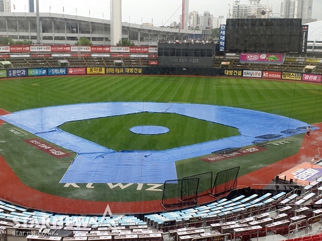 현장] '쏟아지는 장대비' 수원 KIA-KT전 개최 '불투명' | 스타뉴스