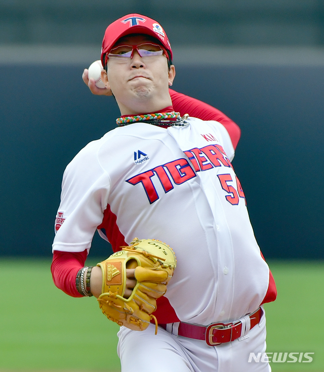 현장] KIA 양현종, 4년 만에 극적 'ERA 1위' 타이틀 쟁취! '린드블럼 제쳤다' | 스타뉴스