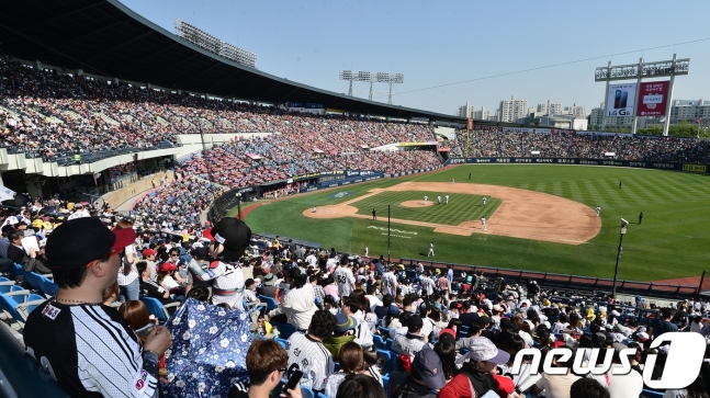 현장] KBO, NC-LG WC 1차전 잔여 입장권 2000매 현장 판매 - 스타뉴스