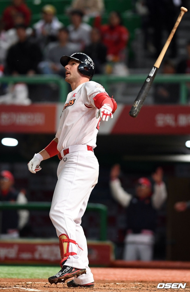 드디어 터졌다! 로맥 선제 솔로포…SK PS 12이닝 무득점 종료 [★현장] | 스타뉴스