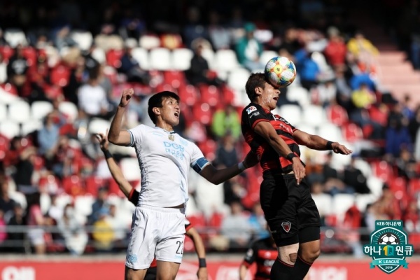 [K리그1 35R] '이상기 퇴장' 포항, 수적 열세 딛고 대구와 0-0 무승부 | 스타뉴스