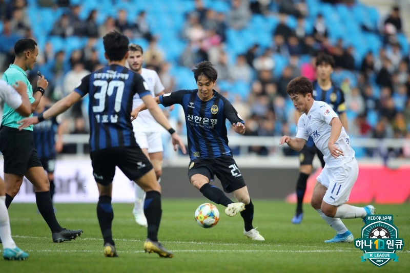 [K리그1 35R] ‘명준재 추가시간 골’ 인천, 수원에 1-1 극적인 무… 10위 수성 성공 - 스타뉴스