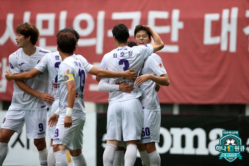 [K리그2 35R] '10명' 안양, 대전과 1-1 무승부...'준 PO행 확정-3위는 불안' - 스타뉴스