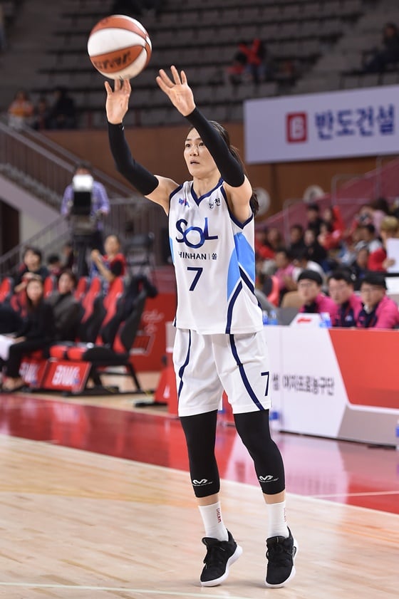 '한채진 19점' 신한은행 73-68 승, BNK 1라운드 전패 - 스타뉴스