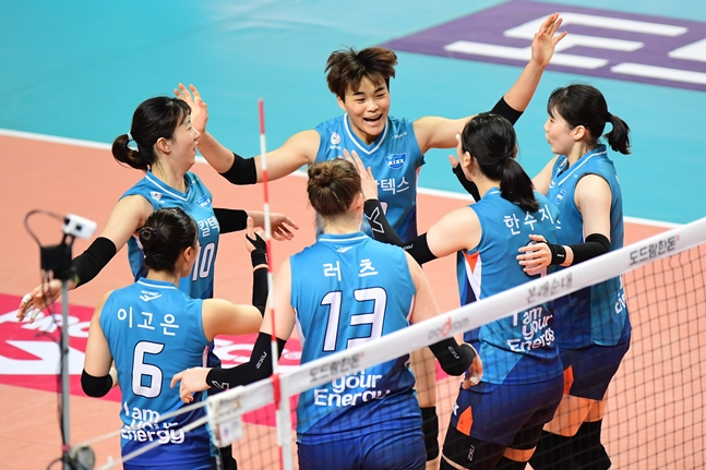 현장리뷰] '문지윤 대활약' GS칼텍스, IBK기업은행 3-0 완파... 파죽의 4연승 | 스타뉴스