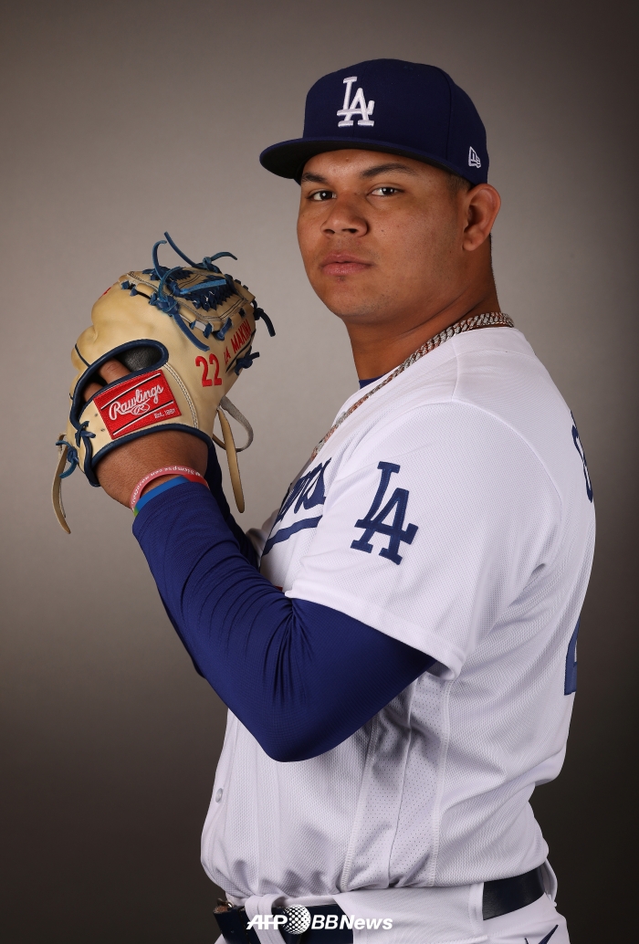 "팔로만 휙휙 던지는데 159km!" 마에다 대신 영입 22세 LAD 괴물 떴다 | 스타뉴스