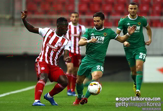 [UEL 16강] ‘퇴장’ 올림피아코스, 울버햄프턴과 1차전 1-1 무승부 - 스타뉴스
