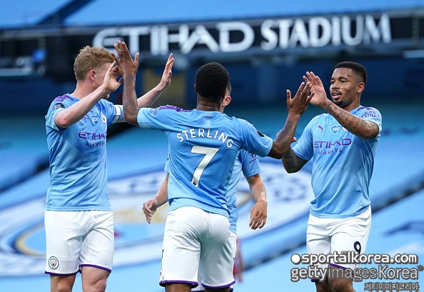 [EPL 32R] ‘스털링 맹활약’ 맨시티, ‘챔피언’ 리버풀에 4-0으로 우승 실패 화풀이 - 스타뉴스