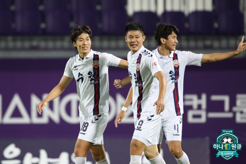 [K리그2 12R] ‘안병준 4G 연속골’ 수원FC, 안양에 2-0 승…제주와 5점 차 선두 - 스타뉴스