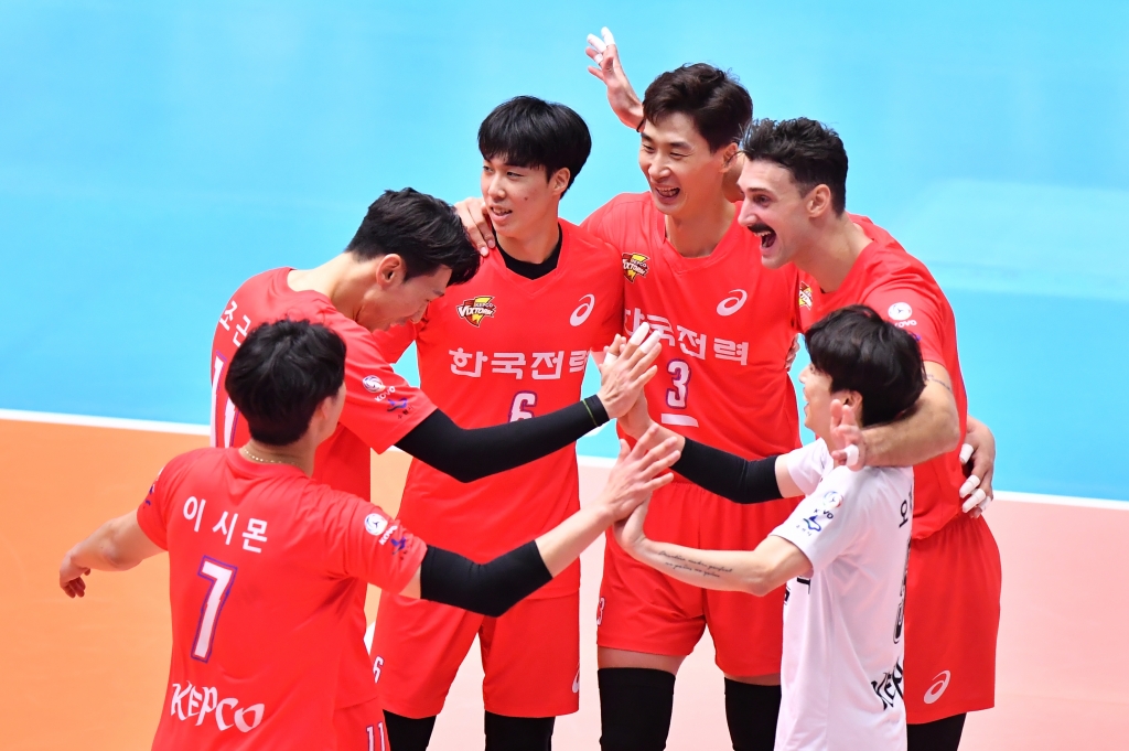 제천리뷰] 박철우·러셀 대활약! 한국전력, 대한항공 꺾고 KOVO컵 우승 | 스타뉴스