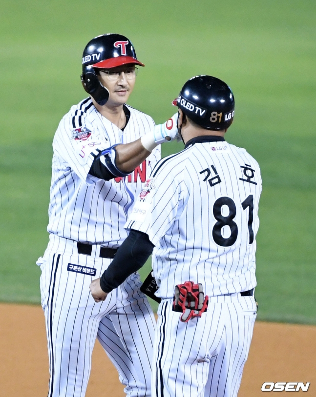 9회말 대타 박용택! KBO 최초 '통산 2500안타' 대기록 [★잠실] | 스타뉴스