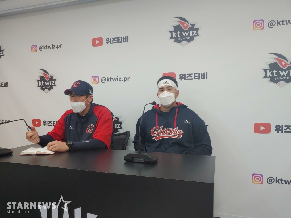 '⅔이닝 8실점' 무너졌던 용병, 최고 154km 찍고 화려한 변신 | 스타뉴스