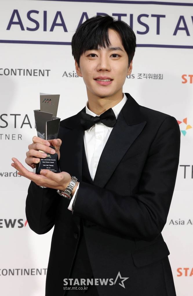 이준영 "'2021 AAA' 수상 감사..다양한 연기할 수 있어서 행복" | 스타뉴스