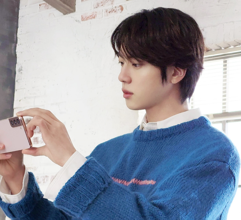 방탄소년단 진을 '근본적인 아름다움'이라 불렀던 그, 이젠 James Jin..뮤즈를 향한 뜨거운 사랑 | 스타뉴스