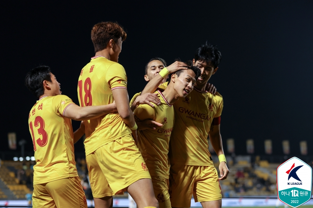 [K리그2 9R] ‘엄지성 결승골’ 광주, 부산과 홈 경기 1-0 승… 선두 등극+3연승 | 스타뉴스