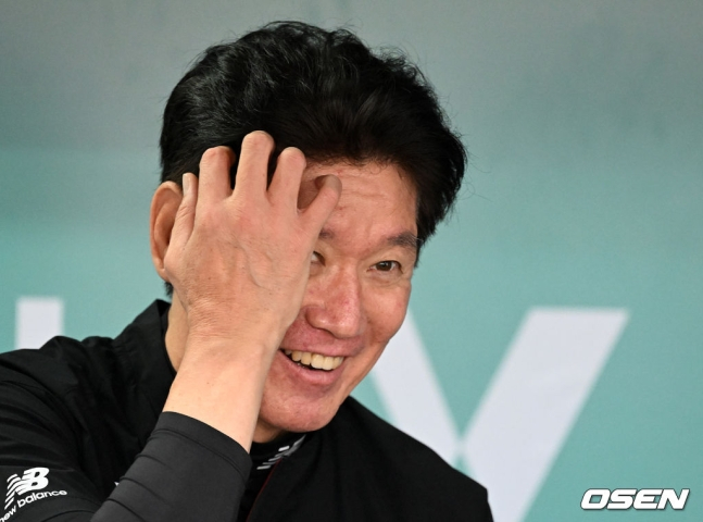 이강철 WBC 대표팀 감독 "시즌 중엔 KT 성적 우선, 겸직 허락해준 구단에 감사" | 스타뉴스
