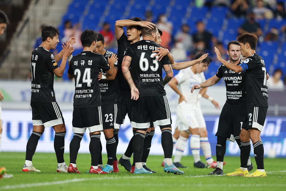 [K리그1 30R] ‘괴물 아담 4호골’ 울산, 수원 1-0 제압... 전북과 10점 차 | 스타뉴스