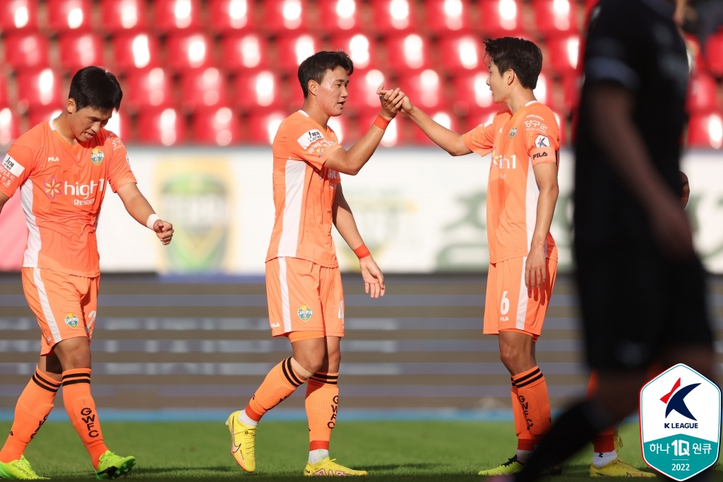 [K리그1 31R] '양현준 투샷투킬' 강원, 최하위 성남 4-0 대파...6위 재진입 | 스타뉴스