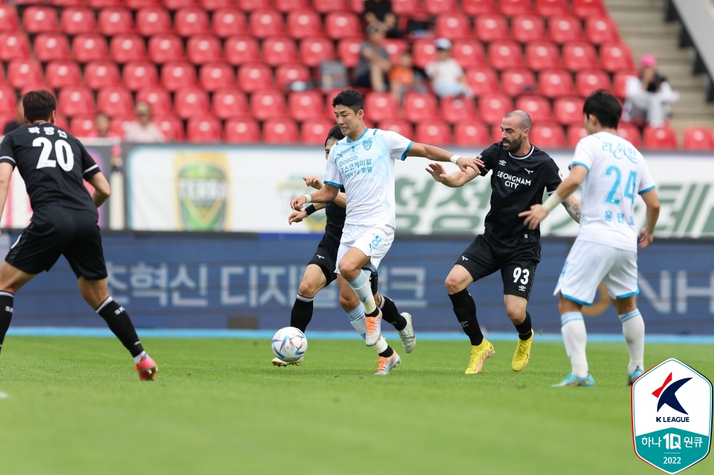 [K리그1 33R] '통한의 수비 미스' 성남, 포항과 1-1 무승부...11위와 9점차 한숨 | 스타뉴스