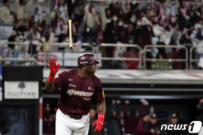 푸이그 1홈런 4타점... '2승 1패' 키움, PO진출 100% 확률 잡았다 [준PO3] | 스타뉴스