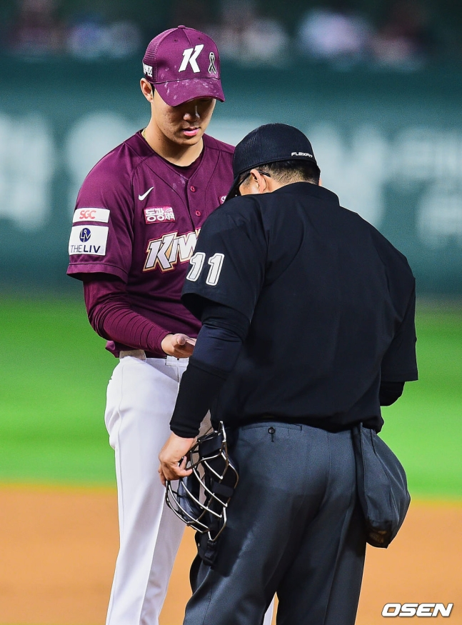 KBO, 투수 이물질 적발 시 퇴장+10G 출전정지 [공식발표] - 스타뉴스