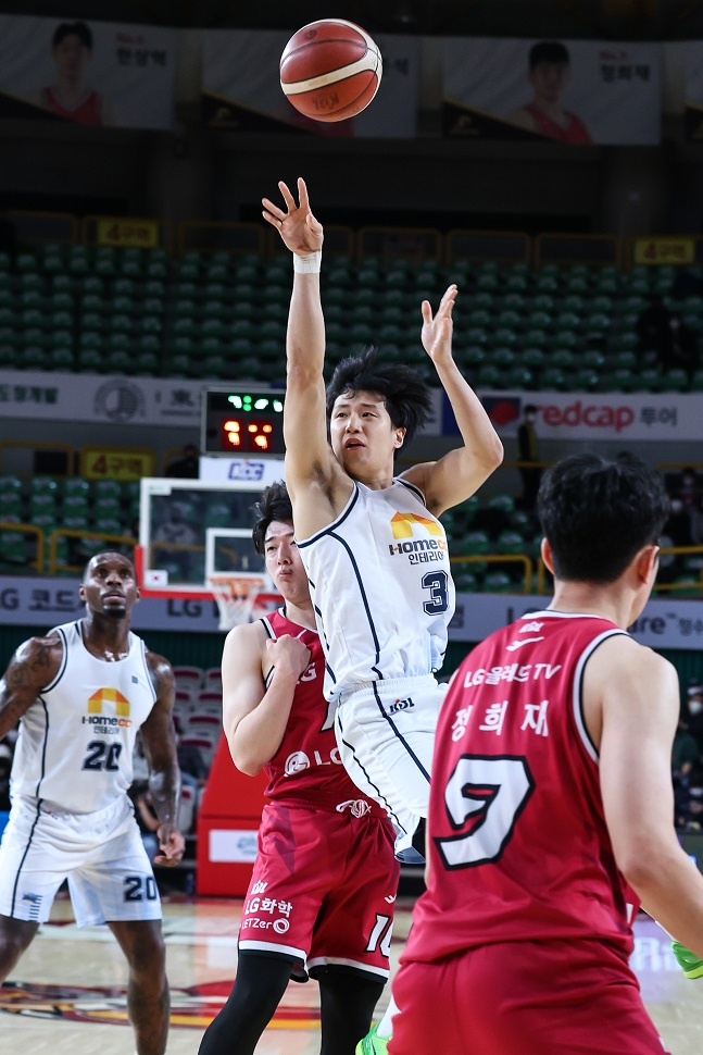 '라건아-허웅 46점 합작' KCC, LG 6연승에 제동 걸었다 [창원리뷰] | 스타뉴스