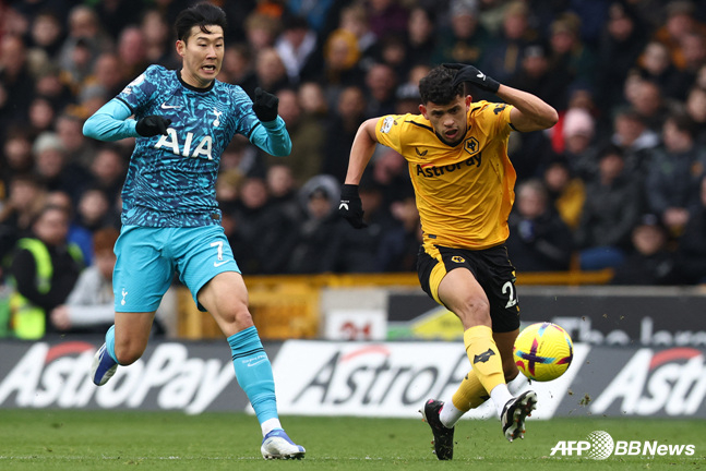 아! SON 골대... 토트넘 4위 수성 대위기, 울버햄튼 원정 0-1 충격패 [EPL 리뷰] | 스타뉴스