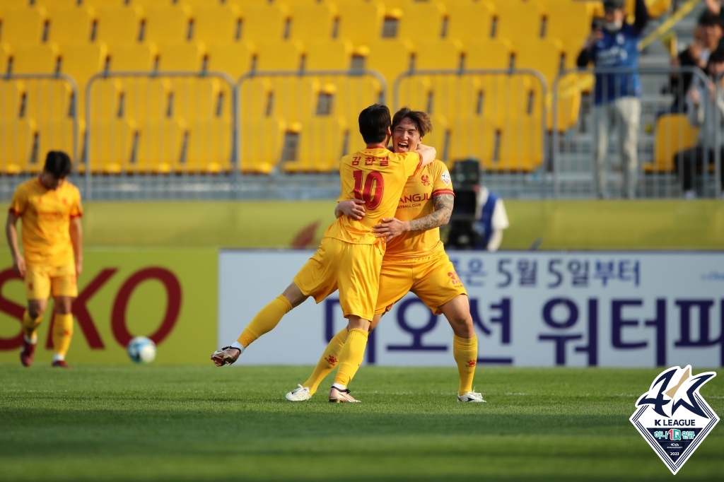 [K리그1 5R] 광주 2연승 행진, 수원FC와 홈 경기 2-0 승… 3위 등극 | 스타뉴스