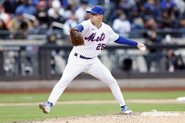 ML '홀드 1위'가 KBO 출신이라니... 부상 뒤 활약이라 더 놀랍다 | 스타뉴스