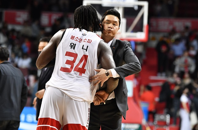 SK 72% 우승 확률 잡았다! 워니-김선형 45점 합작, 1차전 짜릿한 승리 [KBL CH1] - 스타뉴스