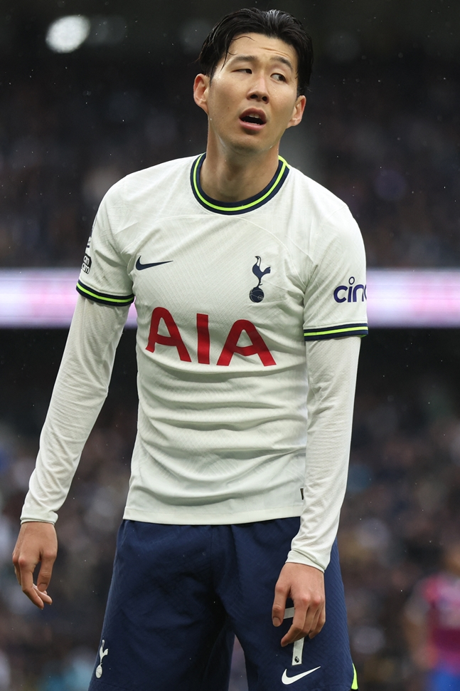 '손흥민-착잡한 얼굴, 살라-SNS 충격 토로' UCL 못 나가는 EPL 득점왕들의 '씁쓸함' | 스타뉴스