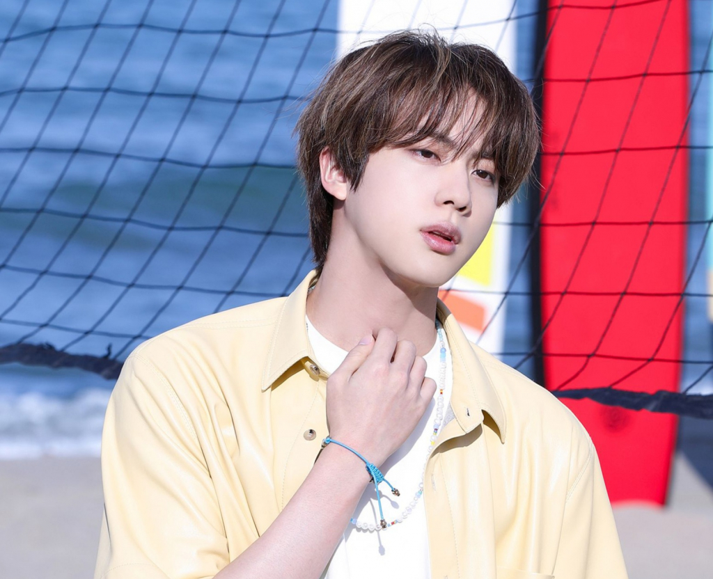 '물에 젖어도 멋있는 남자' 방탄소년단 진, '6월 캘린더로 하고 싶은 K팝 남자 아이돌' 1위 | 스타뉴스