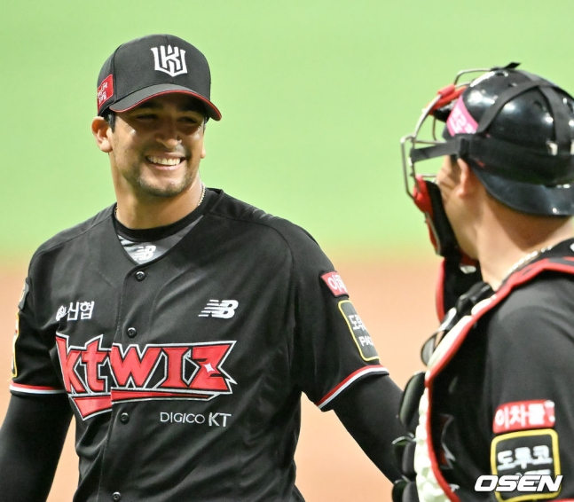 "KBO 크게 달라진 것 없다" 4년 경력 외인의 자신감, 2년 전 우승 에이스 본능 각성할까 | 스타뉴스