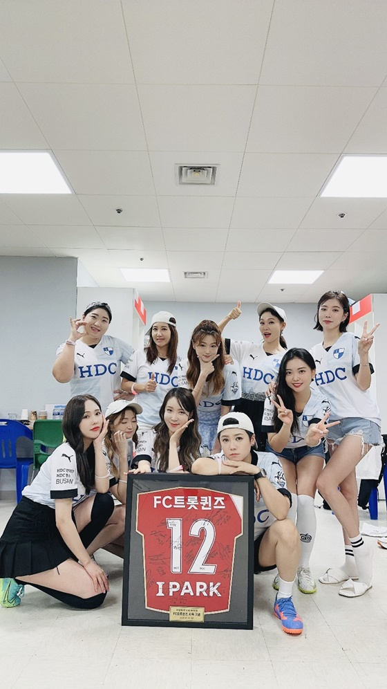 FC트롯퀸즈, 부산아시아드경기장 떴다..K2리그 시축 | 스타뉴스