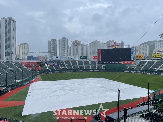 KBO 리그 '야구 있는 월요일' 8월 부활, 'KIA 12경기-롯데 11경기 우천취소' 숨통 트이나 | 스타뉴스