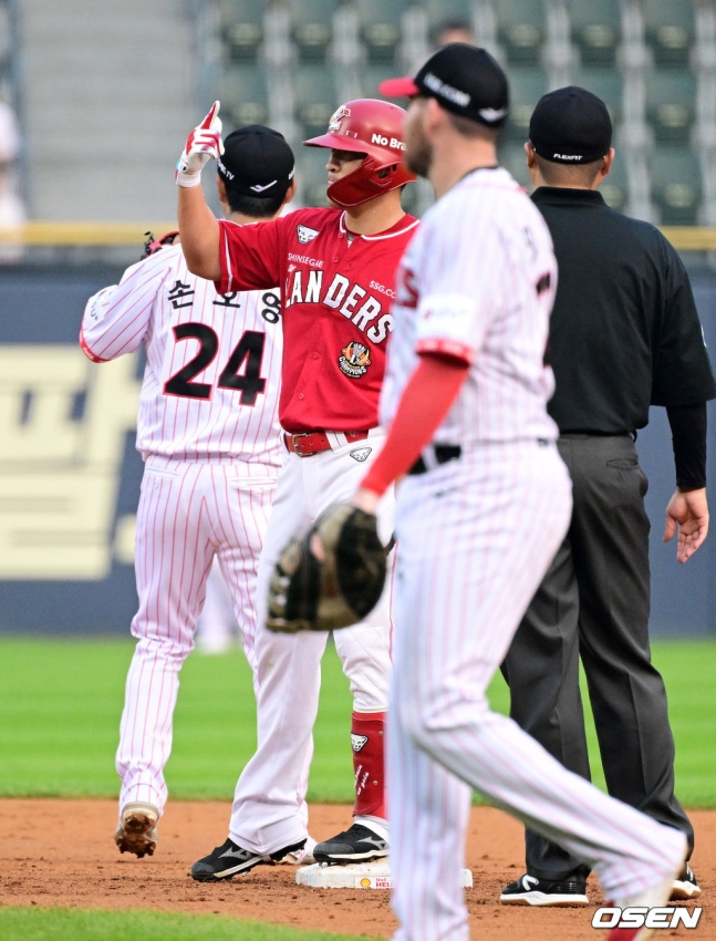 '도루하다 다쳤는데' 2안타-2도루 하재훈 발걸음엔 망설임이 없었다... SSG, 1위 LG 1.5경기차 맹추격 [잠실 현장리뷰] | 스타뉴스