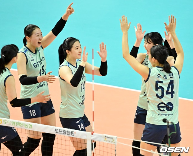 GS칼텍스가 또! 역대 최다 6회 우승... 강소휘-유서연 '43점 맹폭', IBK 꺾고 2연속 컵대회 정상 'MVP 강소휘' [구미 현장리뷰] | 스타뉴스