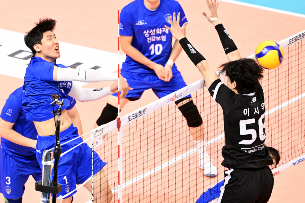 '꼴찌' 삼성화재가 달라졌다! 노재욱 부활-트리플포 맹폭, 라이벌 현대캐피탈 잡고 2연승 [KOVO컵] | 스타뉴스