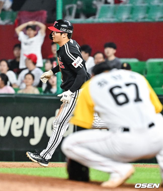 '연장전 주루사→실책→12회 2사 결승포' 문보경이 다 했다! LG, 8경기 차 1위 독주... SSG 4연패 [인천 현장리뷰] | 스타뉴스