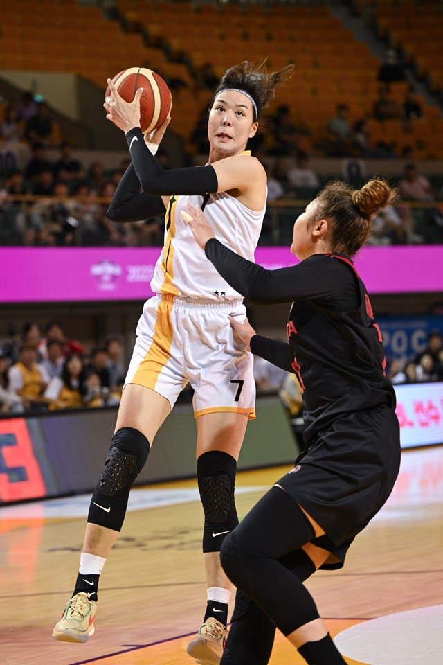 한일전 우리은행만 웃었다, 박신자컵 결승 진출... KB, 박지수 29점 11R 폭풍활약에도 토요타에 패배 [청주 리뷰] - 스타뉴스