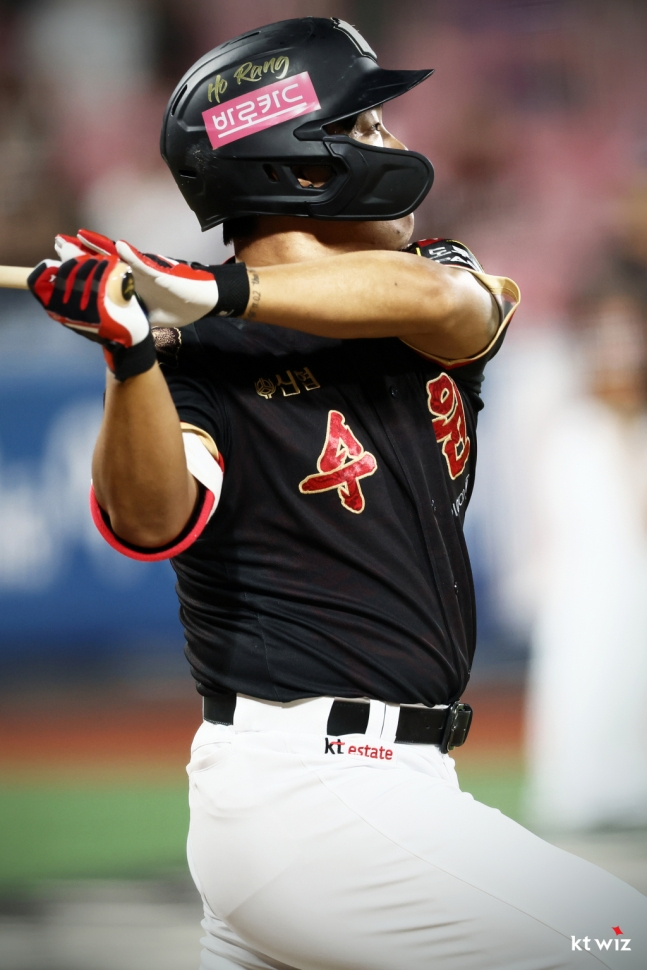 '강백호·박병호 연속 대포+고영표 20번째 QS' KT, 삼성에 7-1 승리 '2위 자리 사수' [수원 현장리뷰] | 스타뉴스