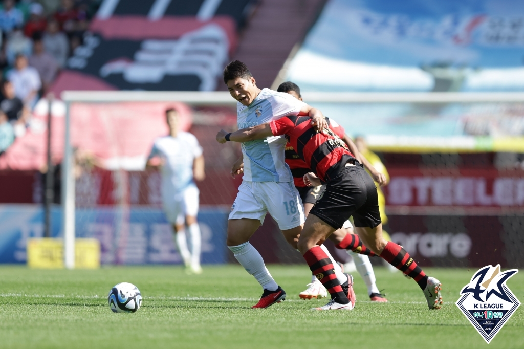 [K리그1 32R] ‘계속 8점 차’ 선두 울산, 2위 포항과 혈투 끝 0-0 무승부 | 스타뉴스