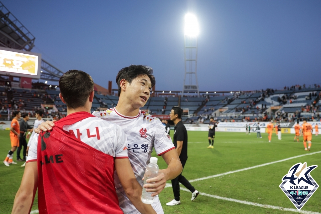 [K리그1 32R] ‘하승운 극장골’ 광주, 제주 원정에서 2-1 드라마 같은 승… 파이널A 확정 | 스타뉴스