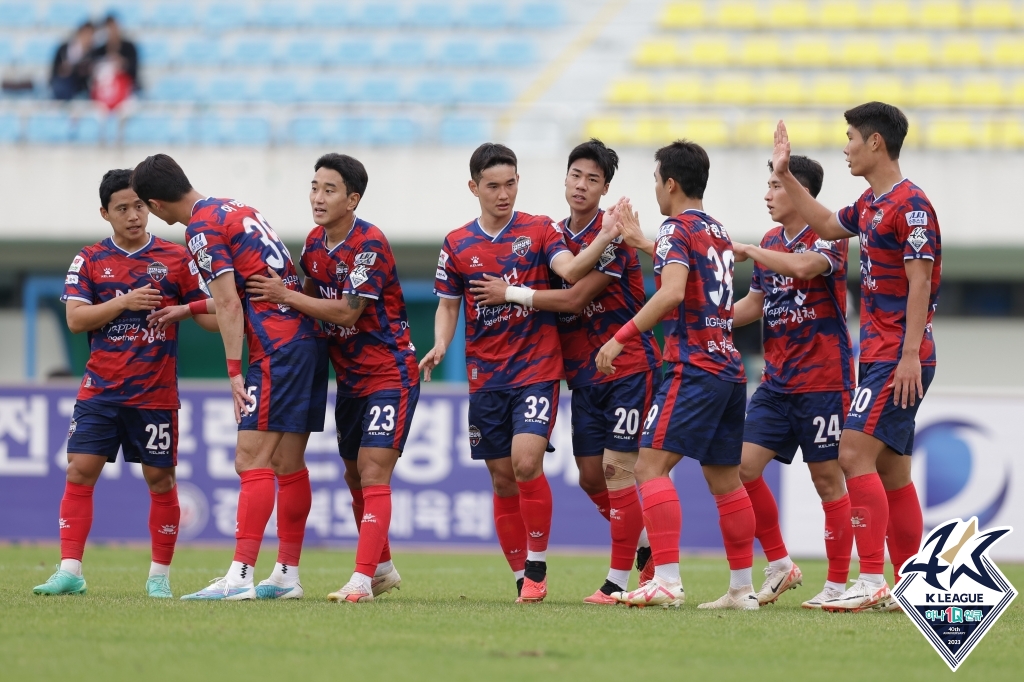 [K리그2 35R] 2위 김천, 부천 3-1 제압... 선두 부산 2점 차 추격 - 스타뉴스