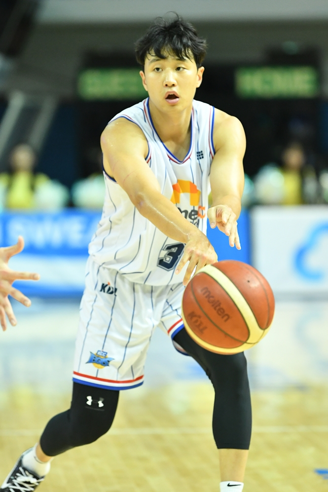 '존슨 괴물 활약+허웅 쐐기포' KCC, 연장 끝에 KT 꺾고 KBL 컵대회 결승행! | 스타뉴스