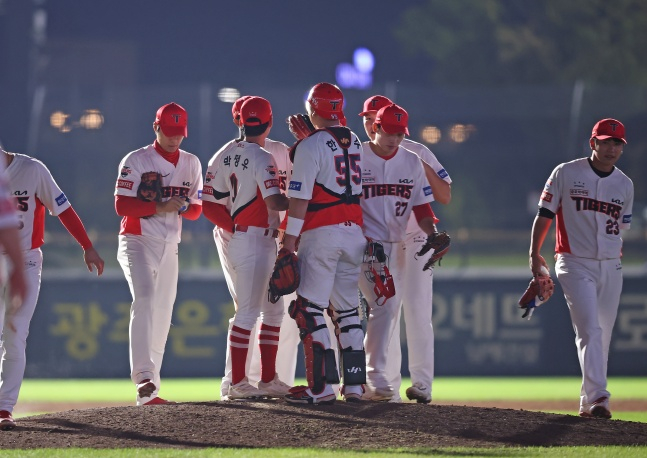 '희망고문 끝' KIA 가을야구 탈락, 오승환 KBO 최초 400SV... 한화 4년 만에 꼴찌 탈출 [종합] | 스타뉴스
