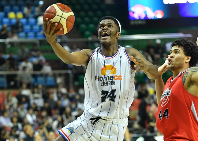 '20점 뒤집은 저력' KCC, 현대모비스 꺾고 KBL 컵대회 첫 우승... '더블더블' 존슨 MVP | 스타뉴스