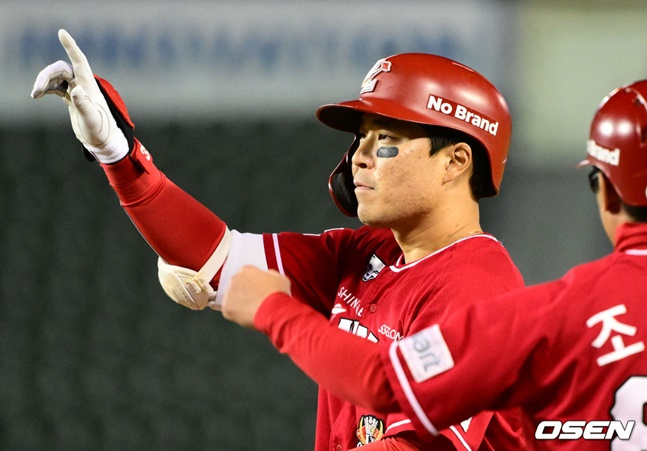 '역대급 혼전' 준PO 직행팀 최종전서 결정된다! 드라마 쓰는 SSG, NC와 끝까지 간다... '2-3 패' 두산은 5위 확정 [잠실 현장리뷰] | 스타뉴스